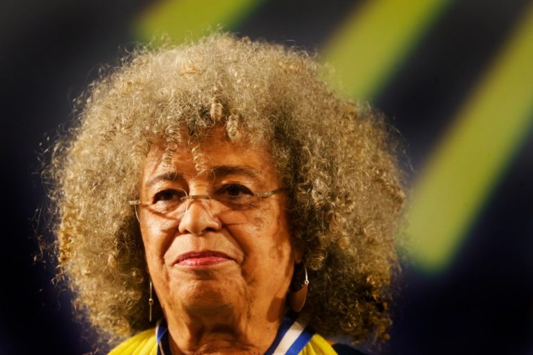 Quem é Angela Davis? Conheça essa história! - Blog Portal Pós - Blog da ...